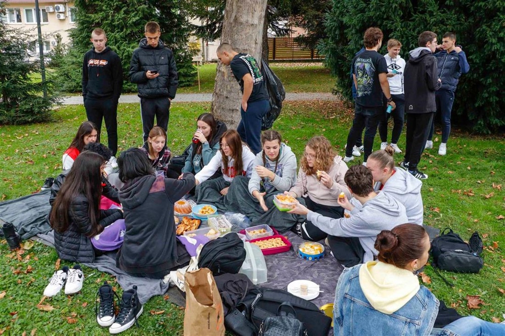 Učenici i nastavnici Srednje škole Ivanec piknikom,...