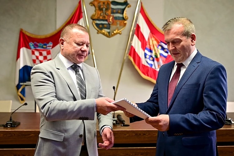 Županu Stričaku uručen prvi hrvatsko-engleski-nepalski...