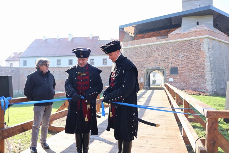 Ana Katarina Zrinska dobila most: Drvena instalacija spaja povijest i ...