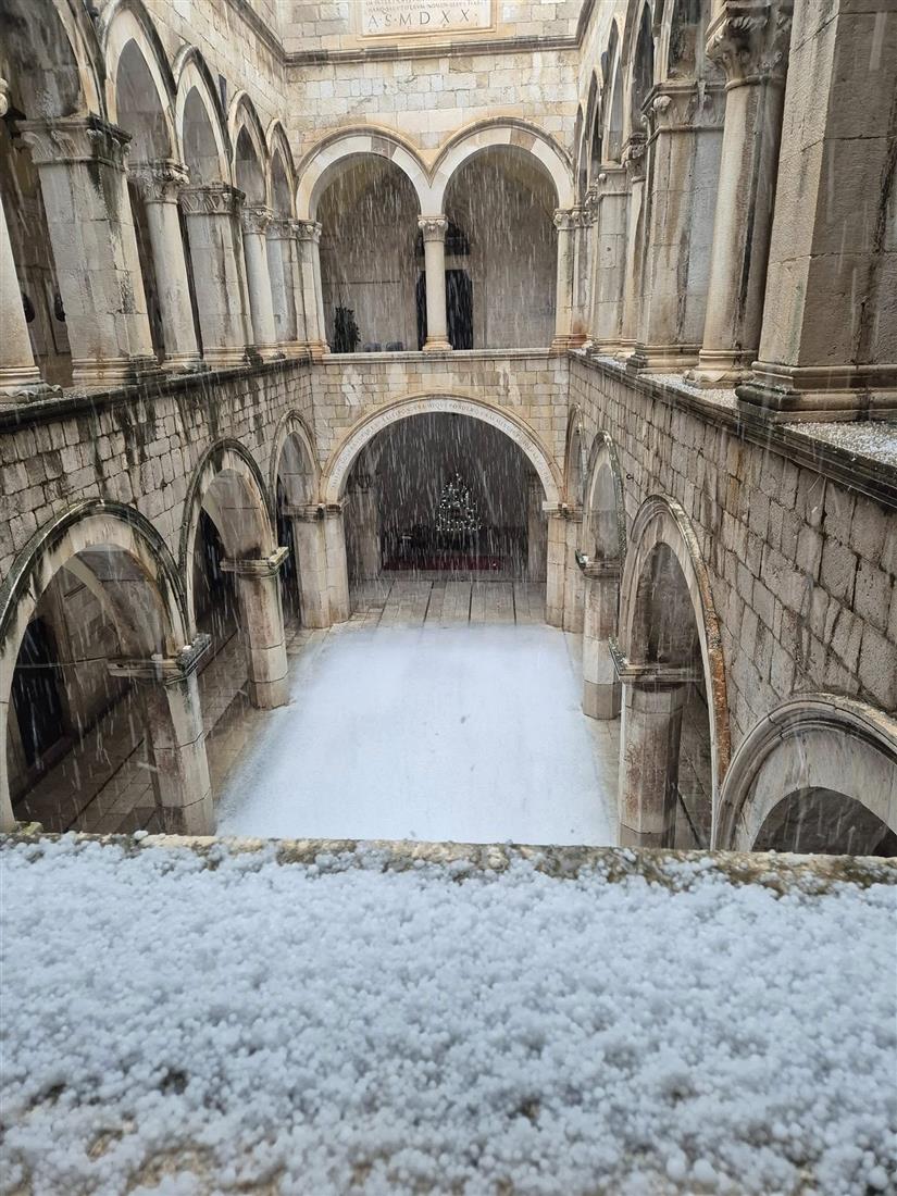Nevjerojatni prizori iz Dubrovnika: Grad 'zasula' tuča,...