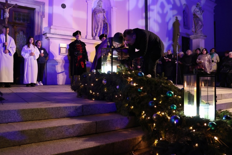 Upaljena četvrta adventska svijeća u Čakovcu: Simbol...