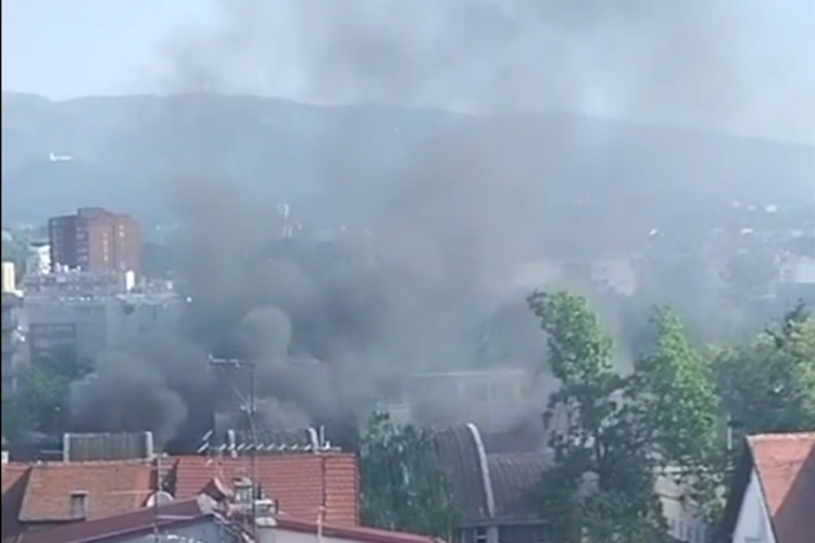 Zagreb: Požar u tiskari, nad Trešnjevkom se nadvio gusti...